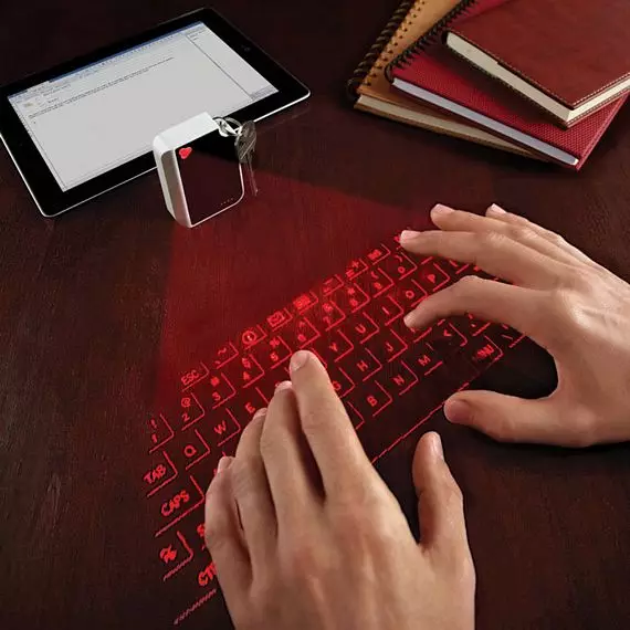 Itong Virtual na Keyboard na Nakasabit sa Iyong Keychain