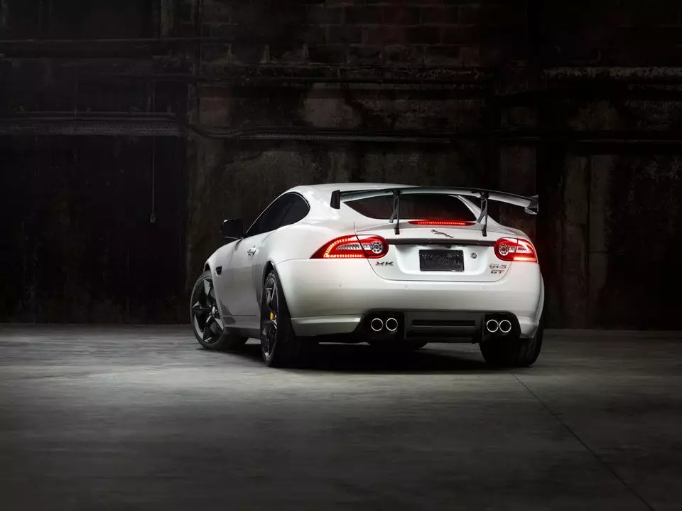 O Jaguar XKR-S GT de 2014 está listo para a circulación e para a rúa 13035_3