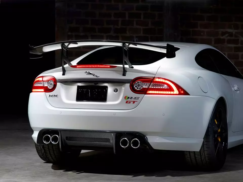 O Jaguar XKR-S GT de 2014 está listo para a circulación e para a rúa 13035_5