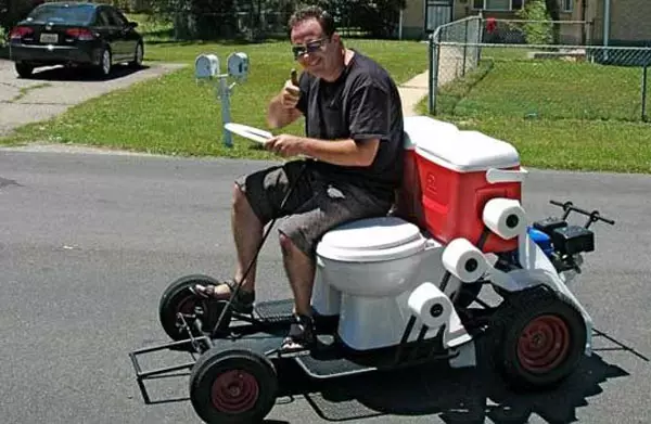 Go-Kart mit Toilettensitzen und Bierkühlertanks, müssen wir noch mehr sagen 13244_1