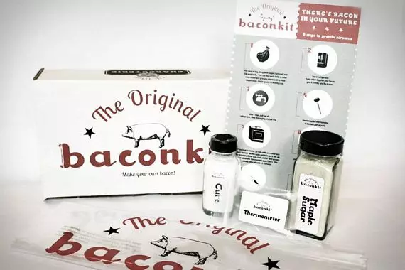 Tá gach rud a theastaíonn uait ag Baconkit chun Bagún a Dhéanamh sa Bhaile