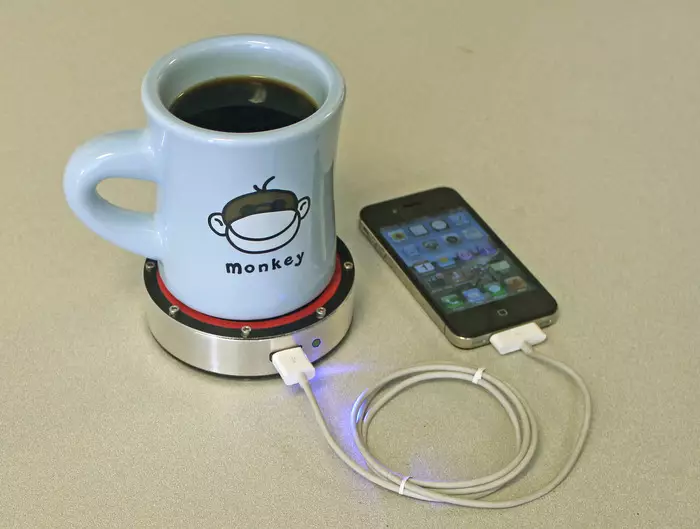 Epiphany One Puck charge votre téléphone avec du café chaud ou une bière froide