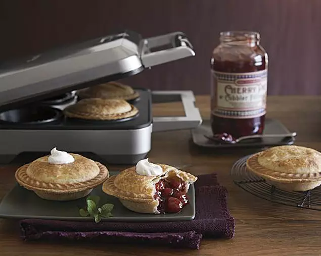 Breville Pie Maker သည် 8 မိနစ်အတွင်း ပူပြင်းသော Pie လေးခုကို ထုတ်ပေးသည်။