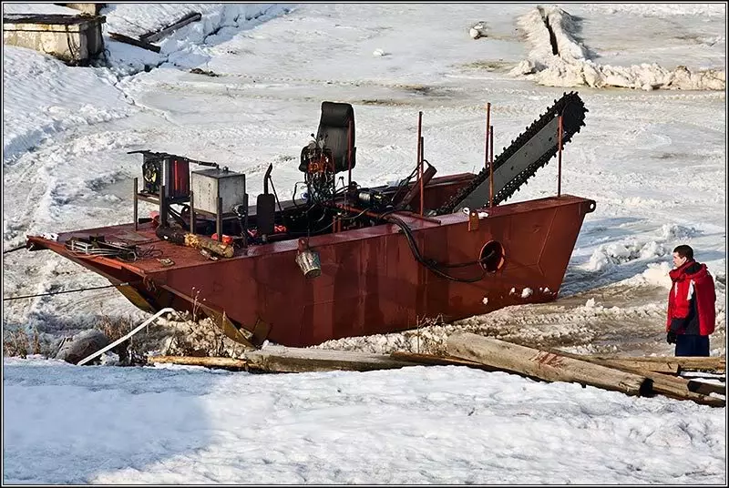 Ola Rusia: Barco con motoserra xigante 14604_1