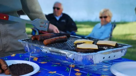 O le EZ Grill e aumaia ai le mea e mafai ona feavea'i, lafoa'i uma i totonu o le tasi