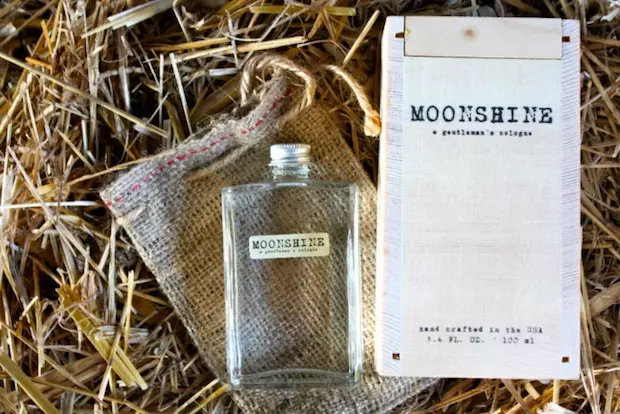 Moonshine Cologne fè ou pran sant bwa, tabak ak lòt bagay manyèl