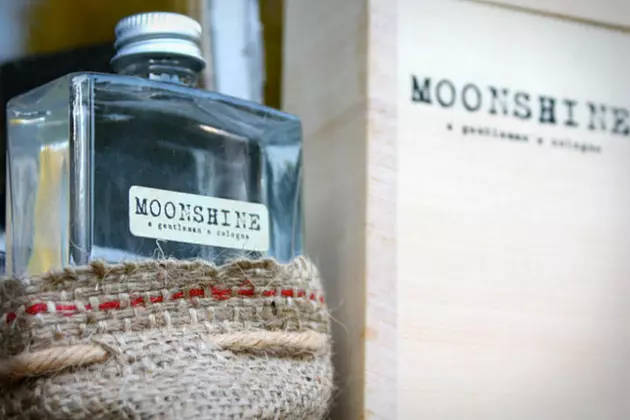 Moonshine Cologne သည် သင့်အား သစ်သား၊ ဆေးရွက်ကြီးနှင့် အခြားသော ယောက်ျားဆန်သော အရာများကဲ့သို့ အနံ့ရစေသည်။ 1516_2