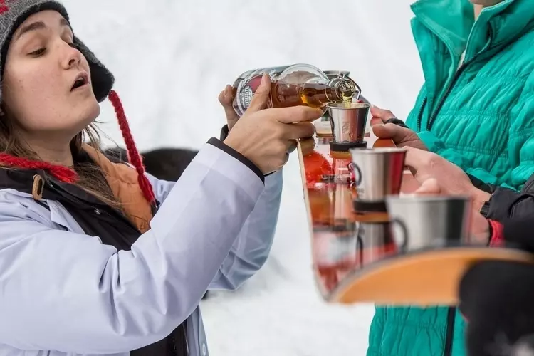 Synchronisieren Sie Ihr Wintertrinken mit dem Folding Shot Ski 18385_2