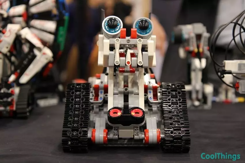 Obrázky LEGO Mindstorms EV3, jak byly k vidění na CES 2013