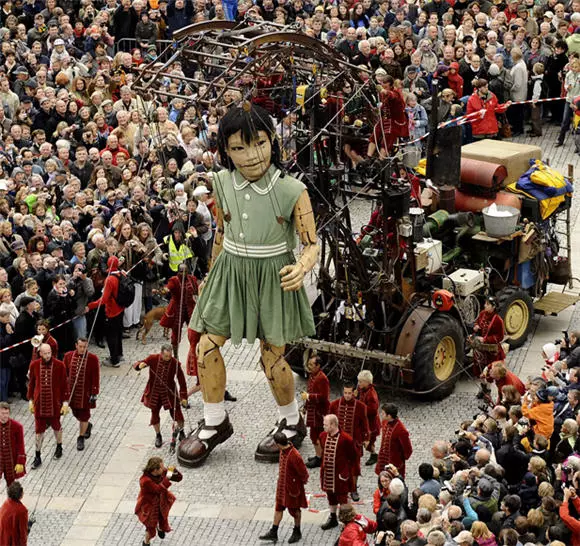 Riesige Marionetten überragen Deutschland beim Berliner Wiedersehen