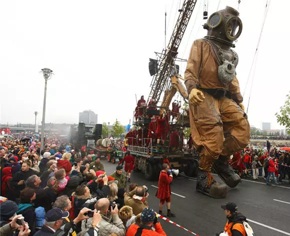 Giant Puppets Tower Saksan yllä Berliinin jälleennäkemisessä 20037_2