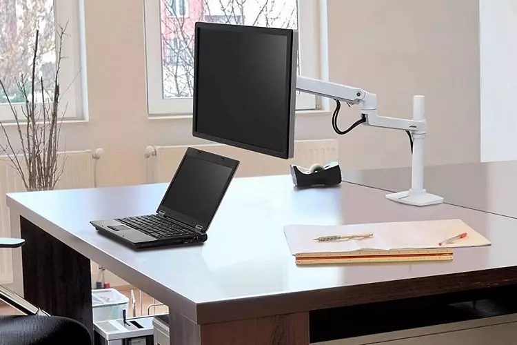 Nejlepší ramena pro monitory přinesou vašemu stolu správnou ergonomii