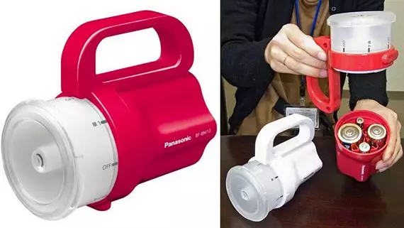 Kini nga Panasonic Emergency Flashlight Mahimo nga Literal nga Makagamit Bisan Unsa nga Baterya 269_1