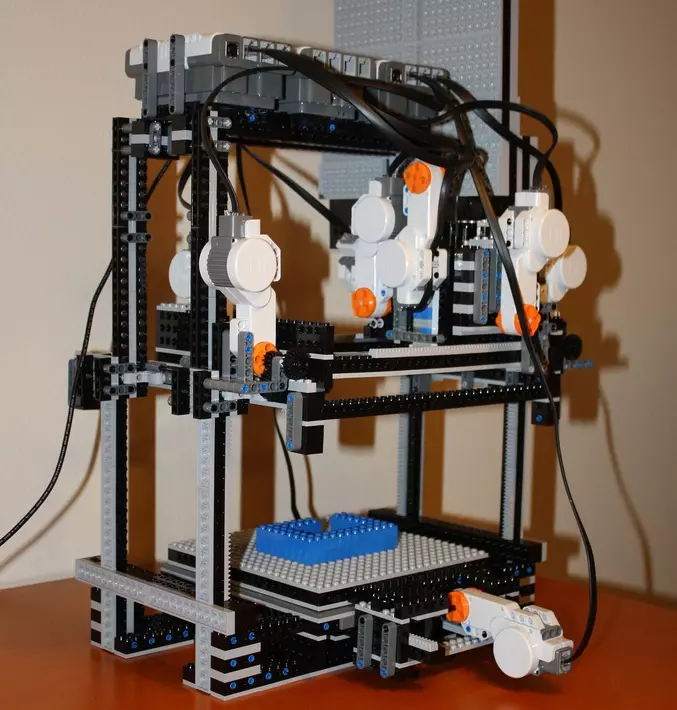 MakerLegoBot može graditi 3D modele koristeći Lego kocke 2885_1