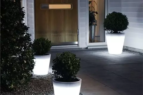 Assisi LED Planter သည် မီးအိမ်ကဲ့သို့ နှစ်ဆတိုးနိုင်သော ဥယျာဉ်စိုက်အိုးဖြစ်သည်။ 3179_1