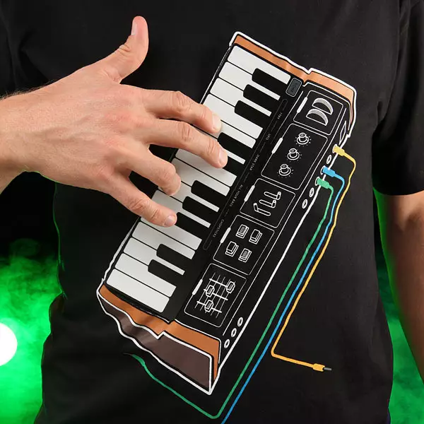 T-shirt met elektronische muzieksynthesizer voor een mini-moog op je borst 3238_2