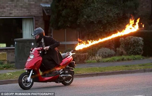 Ultimate Road Rage Machine: Scooter ກັບ Flamethrower 3932_1