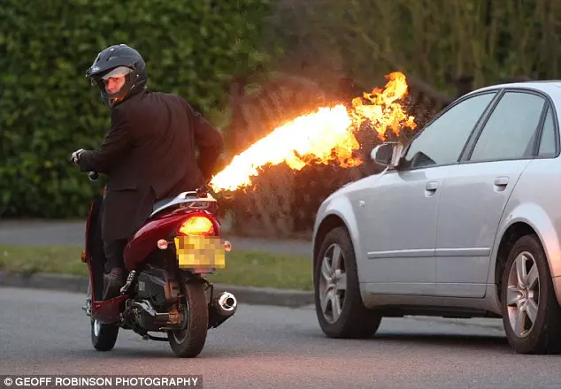 Ultimate Road Rage Machine: Skuter s bacačem plamena 3932_2