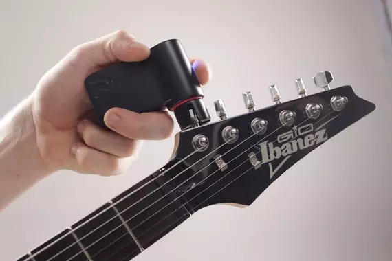 Roadie Robotic Tuner afina automaticamente uma guitarra, monitora a saúde das cordas 5048_2