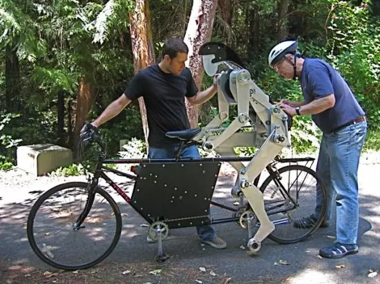 Električni tandem bicikl koji pokreće robot za guranje pedala 5992_1