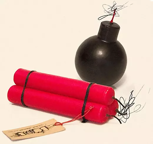 Jiri bọmbụ bombu na kandụl dynamite tinye ụlọ gị ọkụ 678_1