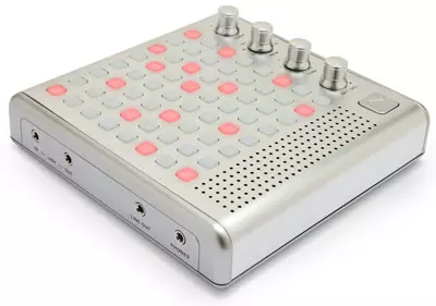 Bliptronics 5000 LED Synthesizer yana ba ku damar yin kiɗan lantarki cikin sauƙi, don arha 7175_1