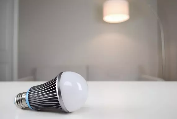 Lampadina intelligente con regolazione automatica della deriva 7402_2