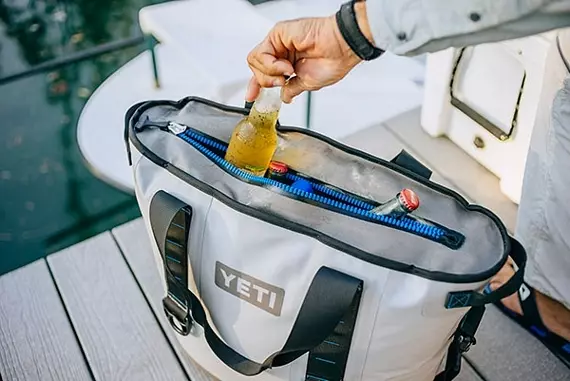 حقيبة التبريد القابلة للحمل من YETI Hopper تعد بالحفاظ على الثلج مجمداً لأيام 743_1