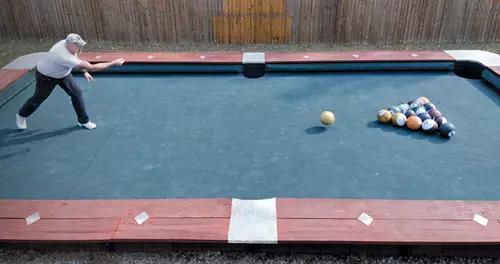 Gikuha Ka sa Knokkers nga "Bowling" Sa Usa ka Giant Pool Table