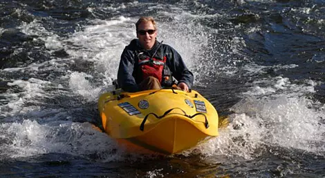 Jet-propelled Kayak توهان کي توهان جي پيادلن کي ٻاهر اڇلائڻ ۽ آرام سان سوار ڪرڻ جي اجازت ڏئي ٿي