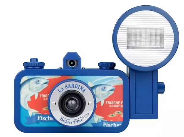 La nuova La Sardina di Lomo mette una fotocamera da 35 mm in una lattina di sardine 7620_1