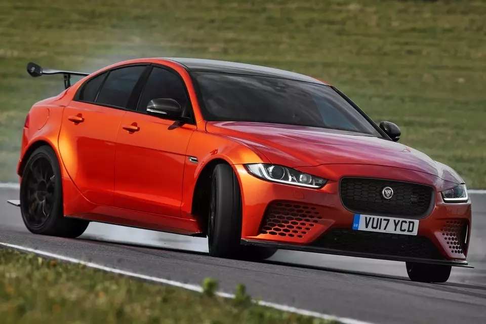 „Jaguar XE SV Project 8“. 767_4