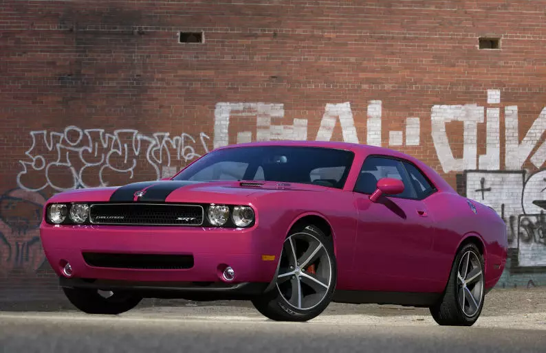 Besni Fuchsia Dodge Challengers: Ker pravi moški vozijo rožnate avtomobile 768_2