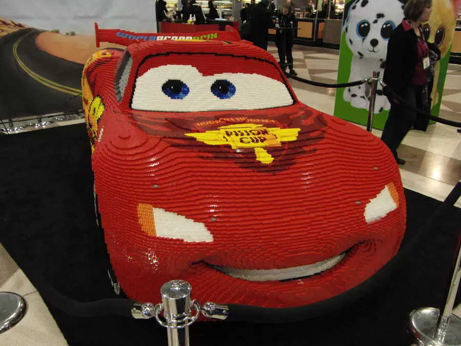 Rayo McQueen feito con 325000 ladrillos Lego 8116_1