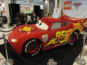 Rayo McQueen feito con 325000 ladrillos Lego 8116_6