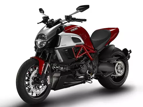 Ducati Diavel Bréngt Liicht Gewiicht, Heavy Kraaft an e risegen hënneschte Pneu