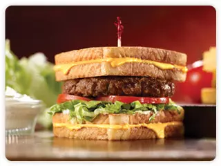 Amashanyarazi ya foromaje ya BurgerMelt ishyiramo inyama hagati ya Sandwiches ebyiri zuzuye 8330_1