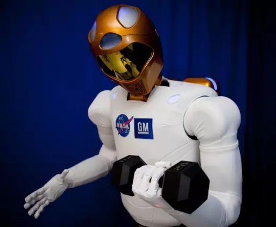 NASA Humanoid Robonaut 2 gurýar, oňa adam ýaly eller berýär 8402_3