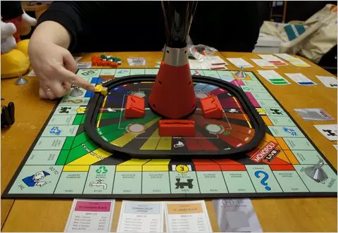 Το νέο Monopoly έρχεται με έναν πύργο ελέγχου 8632_1