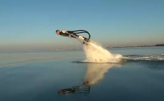 Screw Jetpacks၊ ဒီ Flyboard Rocket Boots လိုချင်တယ်။