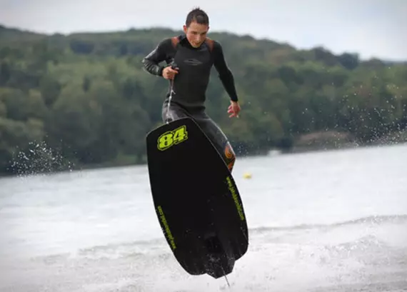 Jetsurf הוא גלשן ממונע קל משקל וקומפקטי במהירות 35MPH 9176_3