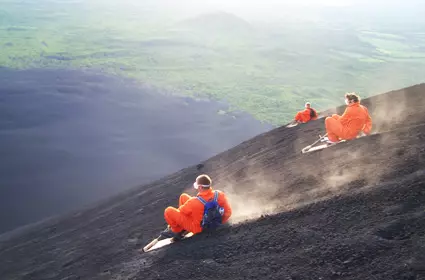 Volcano Boarding: ມັນຄ້າຍຄືກັບ Snowboarding, ຍົກເວັ້ນບໍ່ມີຫິມະ