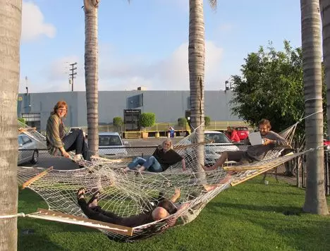 Mutant Hammock antaa sinun rentoutua jättimäisessä hämähäkkiverkossa 9713_1